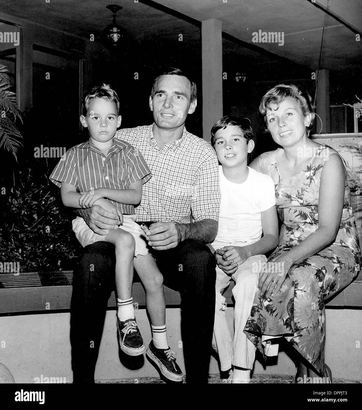 27 février 2006 - Dennis Weaver AVEC SON ÉPOUSE ET DEUX FILS GERRY ...