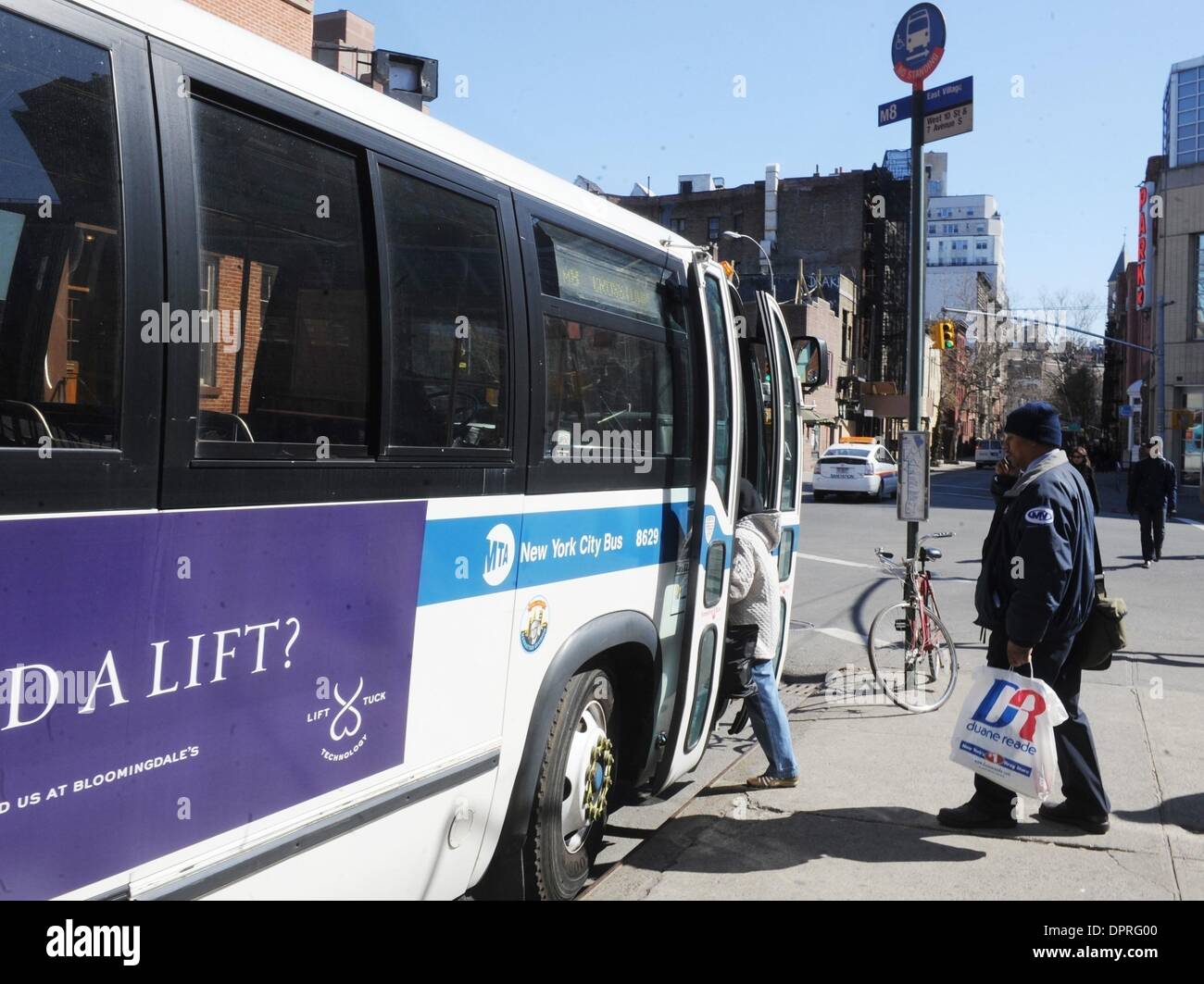 Le bus m8 Banque de photographies et d’images à haute résolution - Alamy