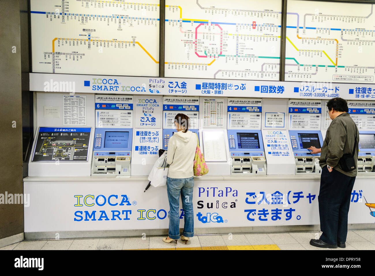 Man using train ticket machine Banque de photographies et d’images à ...