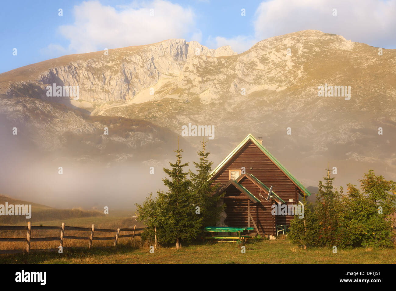 Chalet en bois highland Banque de photographies et d’images à haute ...