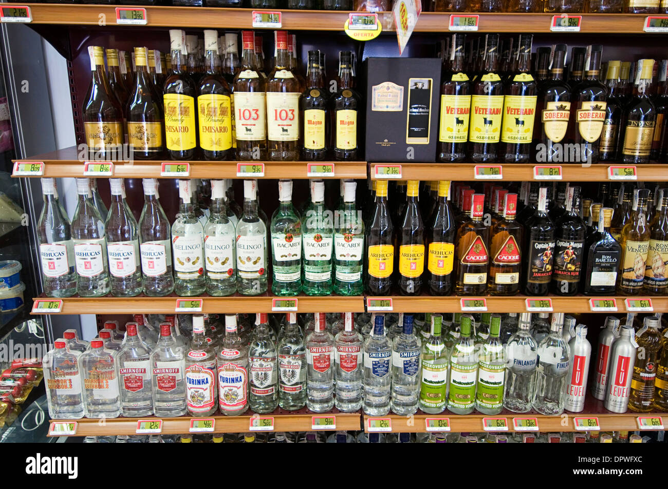 Bouteilles bouteille de spiritueux alcool fort liqueurs rhum vodka ...