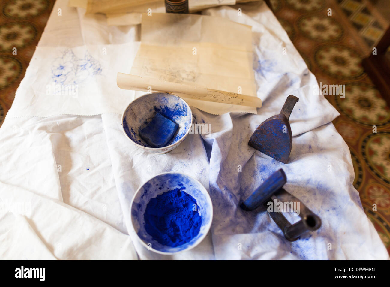 Colorant bleu poudre et du papier calque et un vieux fer à repasser ...