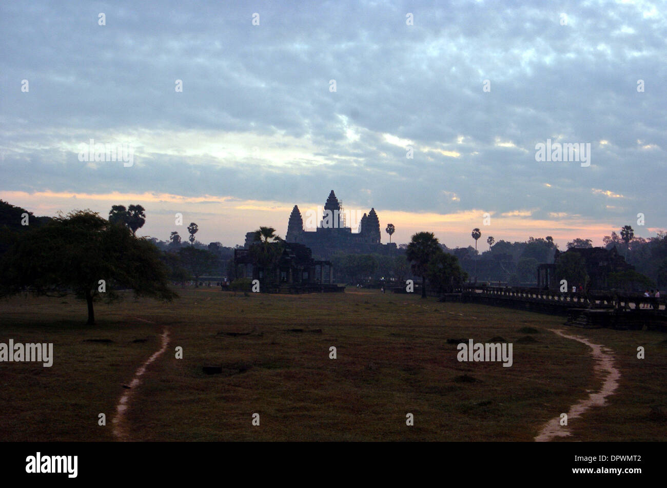 Dec 12, 2008 - Siem Reap, Cambodge - Tôt le matin au temple d'Angkor ...