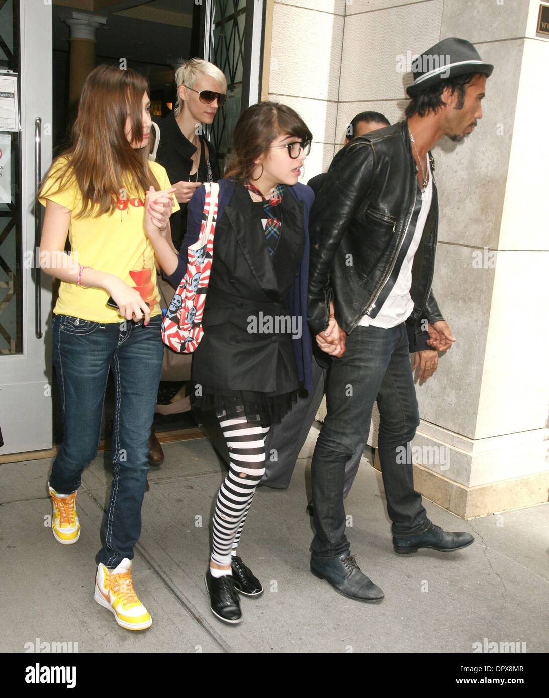 Lourdes leon father carlos leon Banque de photographies et d’images à ...