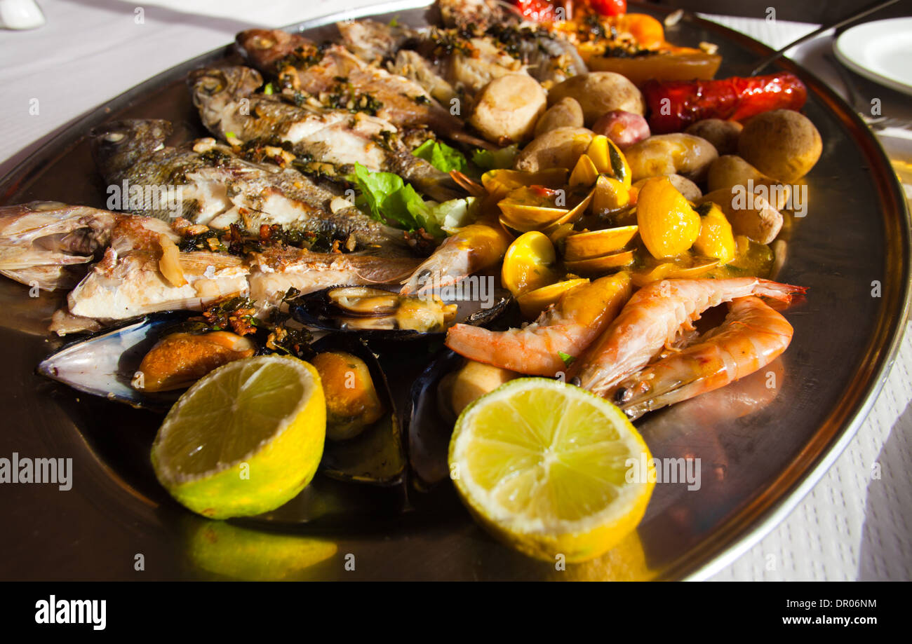 Grand plateau de poisson à partager dans un restaurant simple Photo ...
