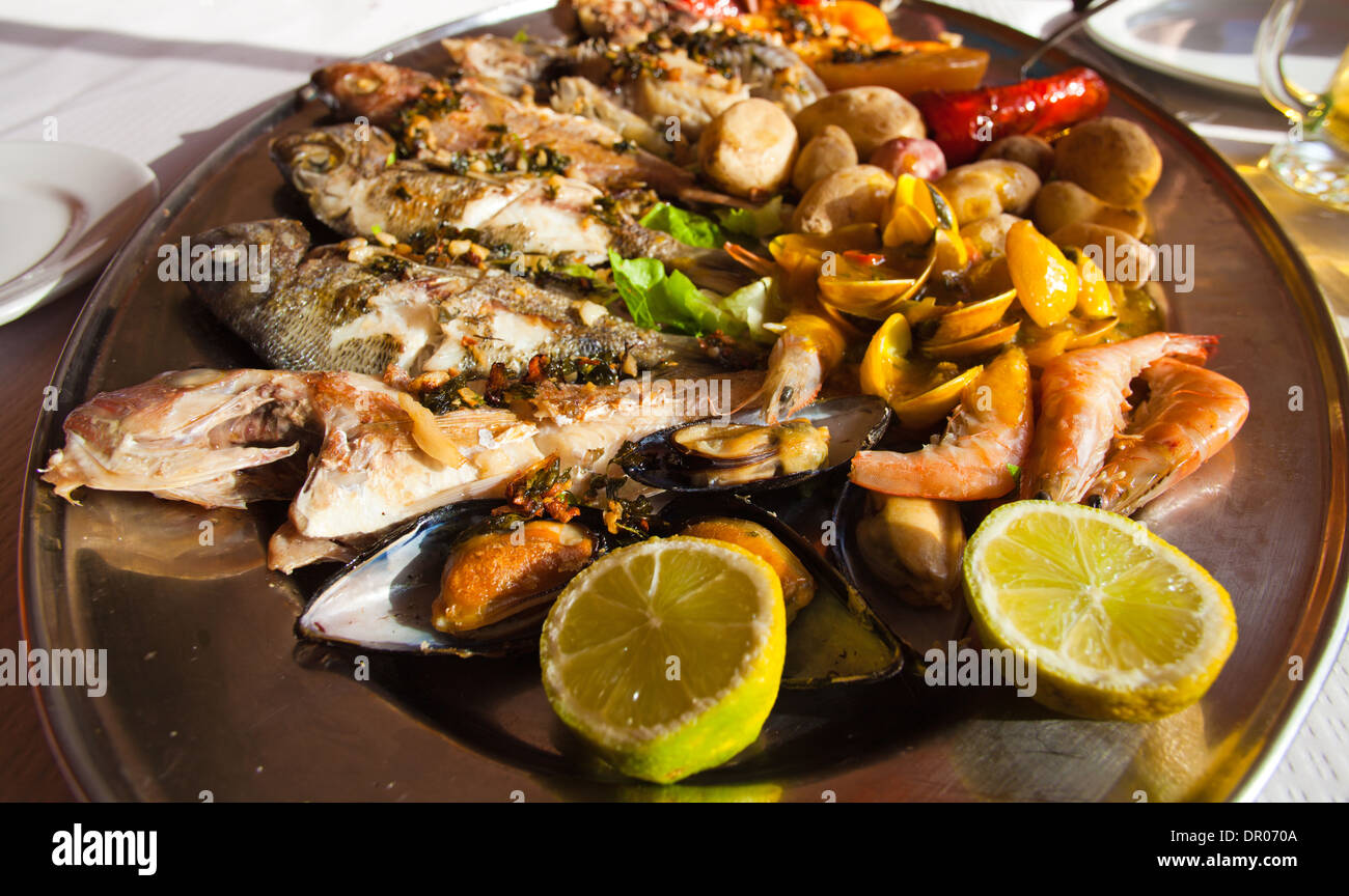 Grand plateau de poisson à partager dans un restaurant simple Photo ...