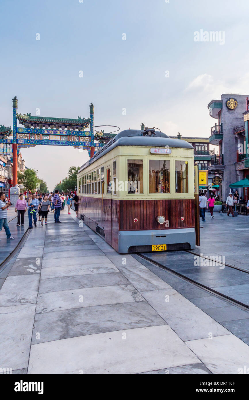 Tram dans la rue Banque de photographies et d’images à haute résolution ...