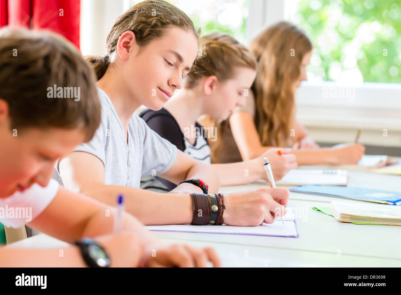 Les étudiants ou les élèves de classe d'école, l'approche d'un examen ...