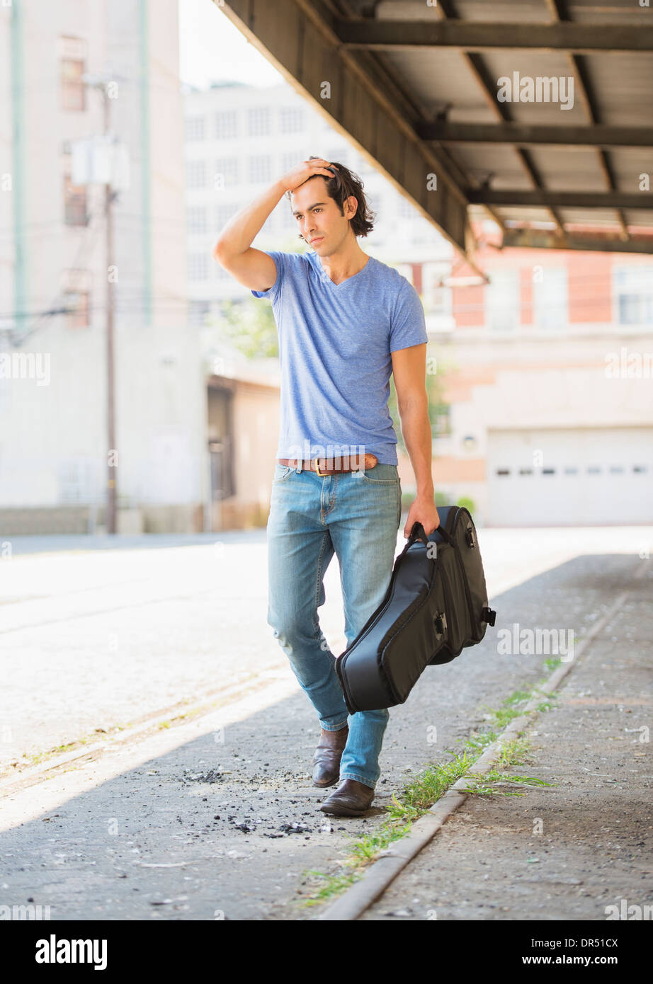 Man carrying guitar case Banque de photographies et d’images à haute ...