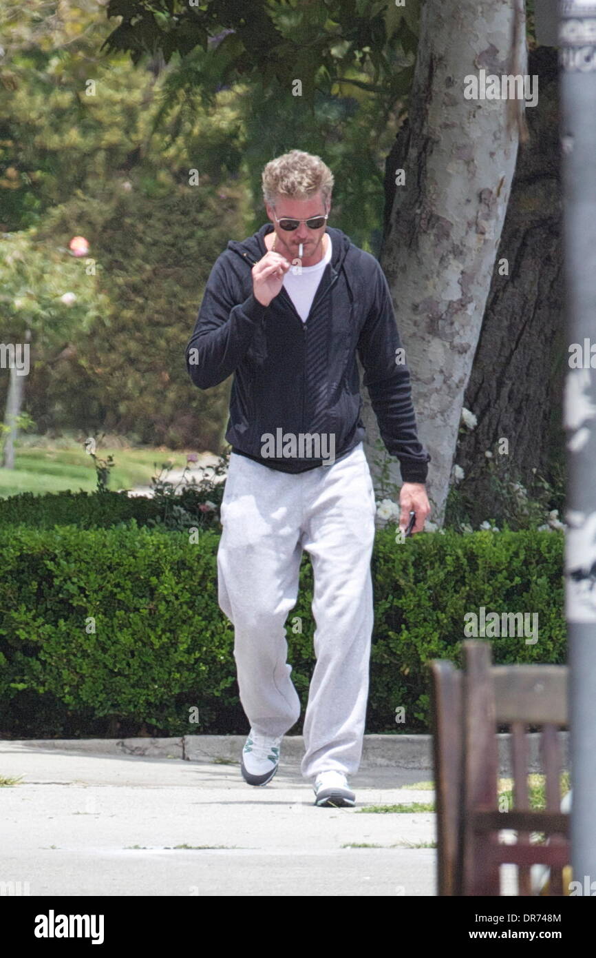 Eric dane smoking cigarette in Banque de photographies et d’images à ...