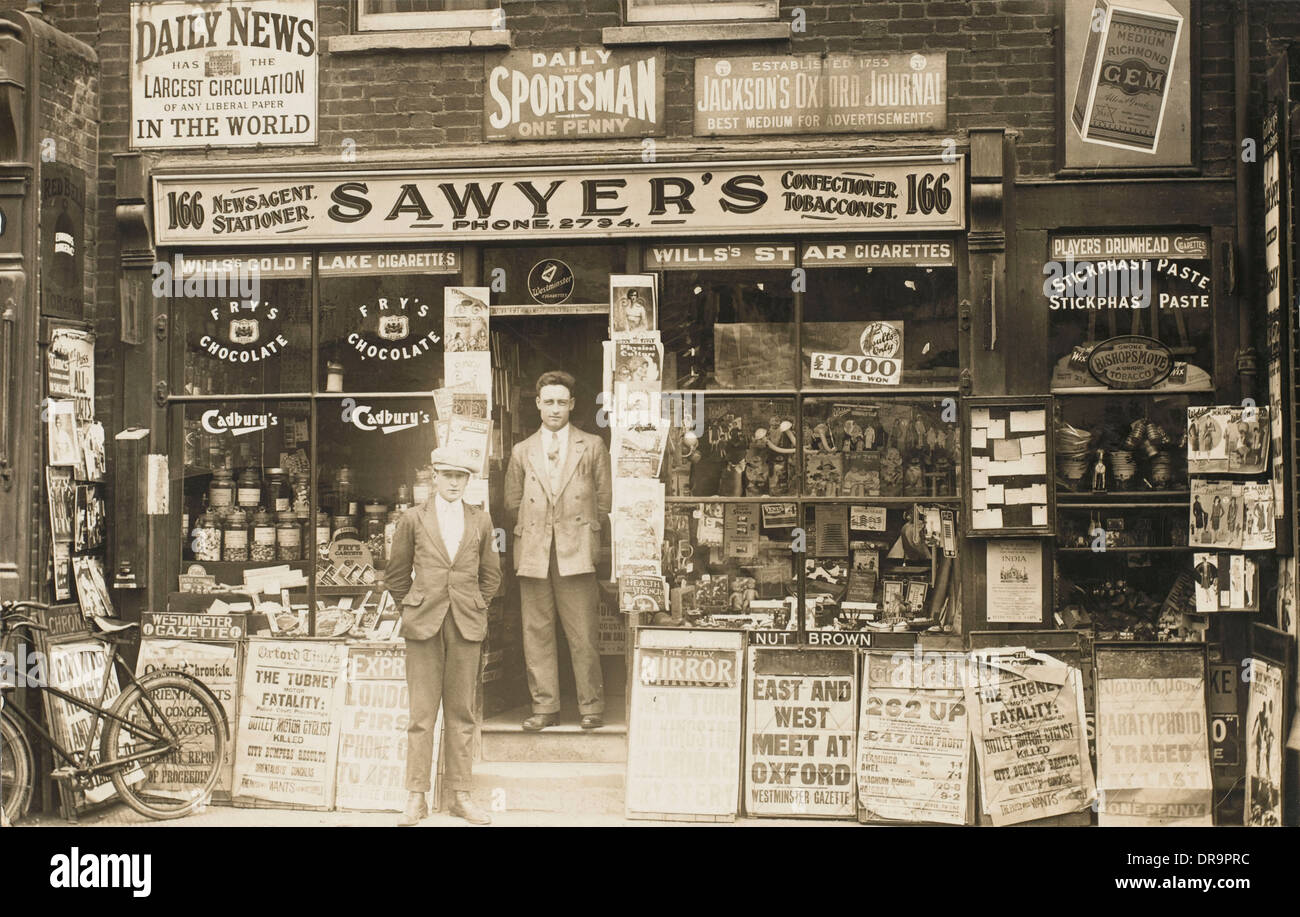 Shopkeeper 1920s Banque de photographies et d’images à haute résolution ...