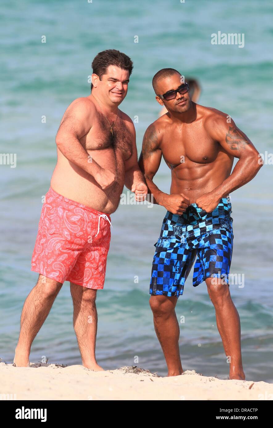 Shemar Moore Pose Avec Un Ventilateur Car Il Passe Une Journée à La