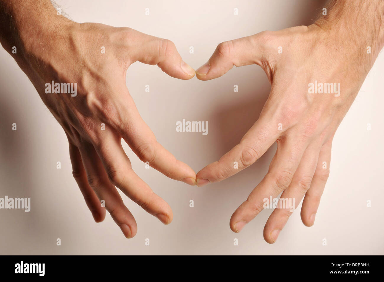 Les mains forment un coeur Banque de photographies et d’images à haute ...