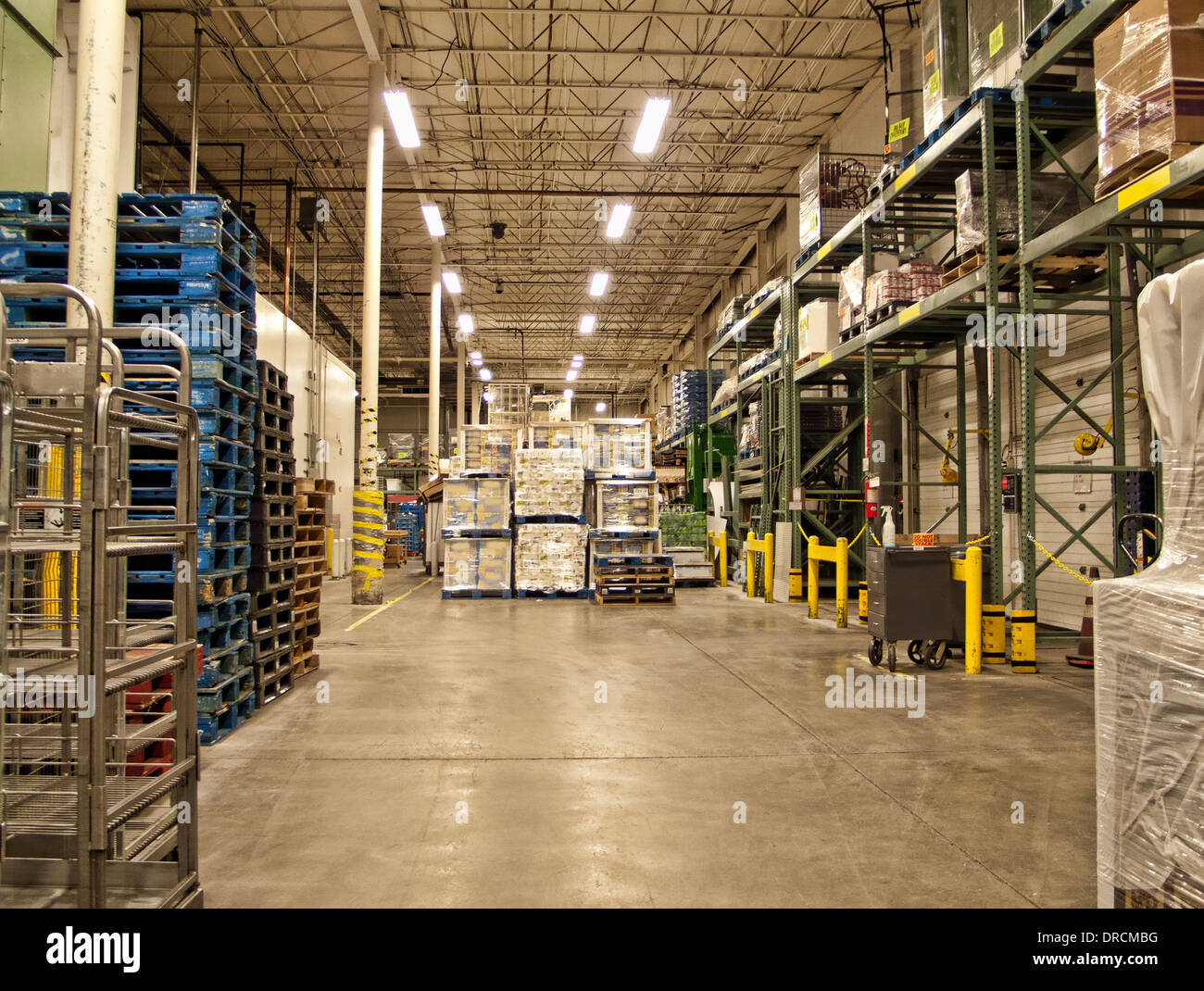 Entrepôt logistique intérieur Banque de photographies et d’images à ...