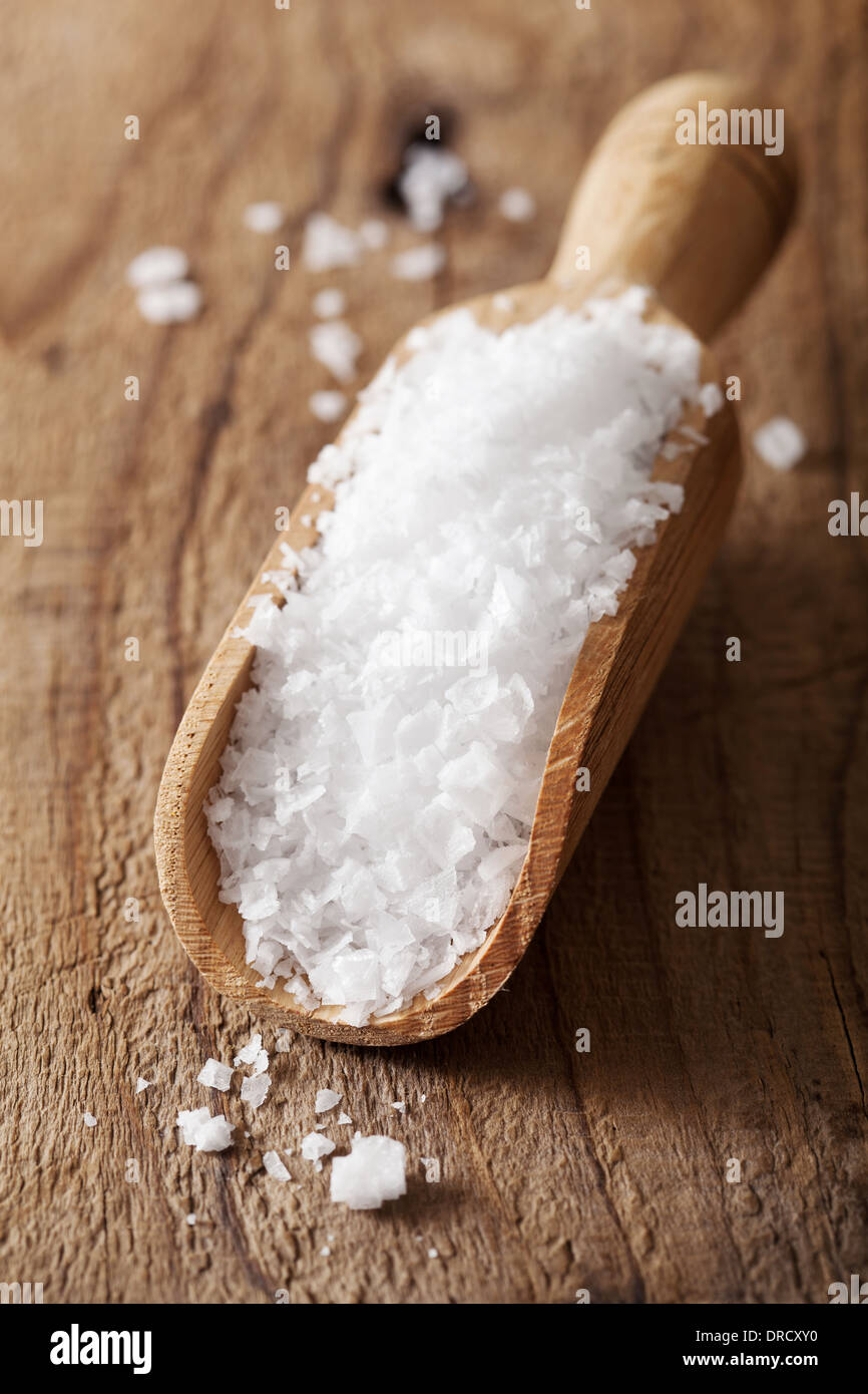 Le sel de mer en écope Photo Stock - Alamy