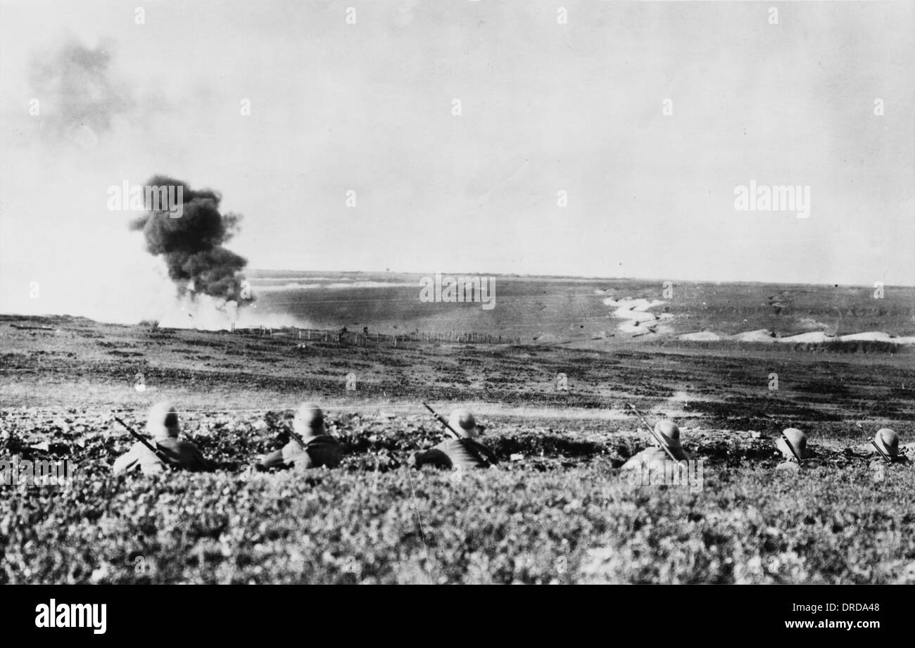 Explosion d'un obus de la PREMIÈRE GUERRE MONDIALE Photo Stock - Alamy