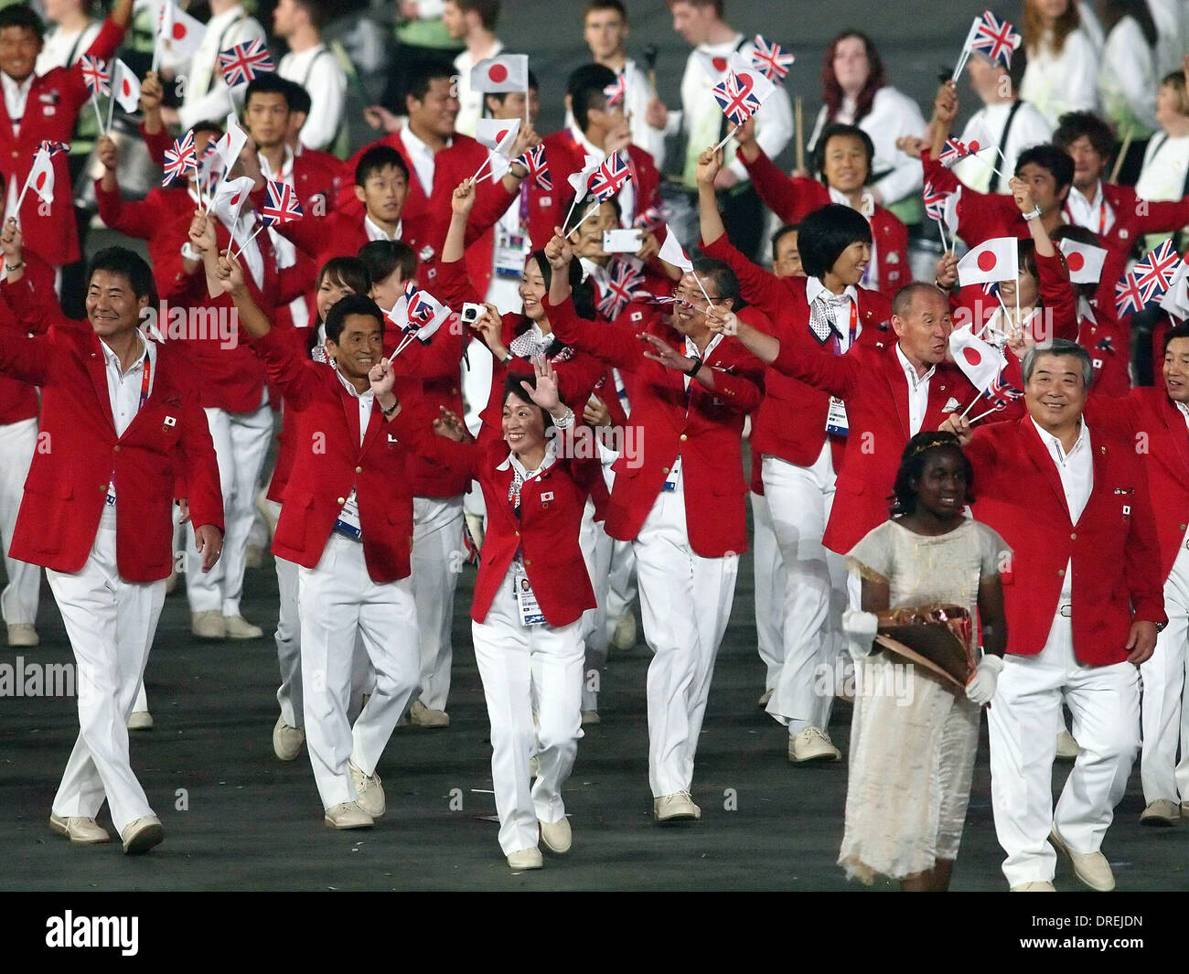Saori Yoshida du Japon l'équipe de lutte olympique porte le drapeau de ...