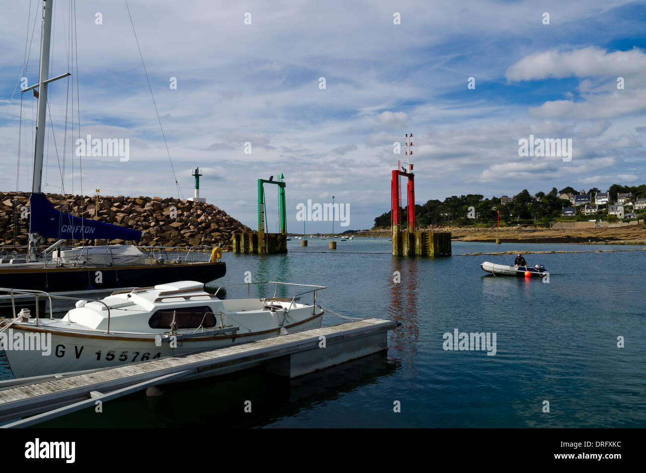 France Bretagne Trebeurden marina rocks et bas de caisse Photo Stock ...