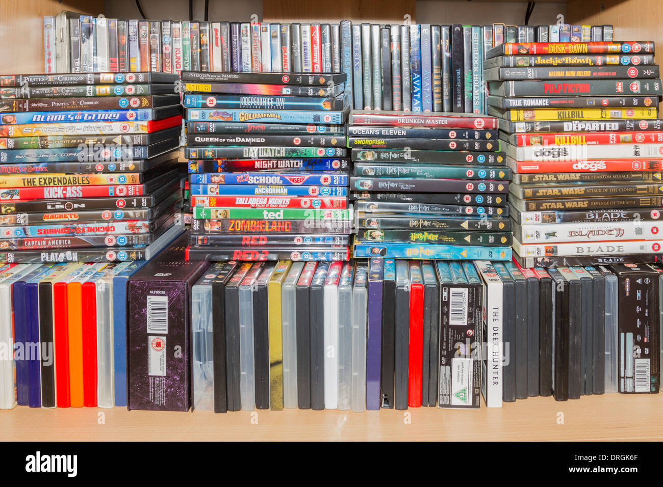 DVD Collection remplissant tout le placard Photo Stock - Alamy