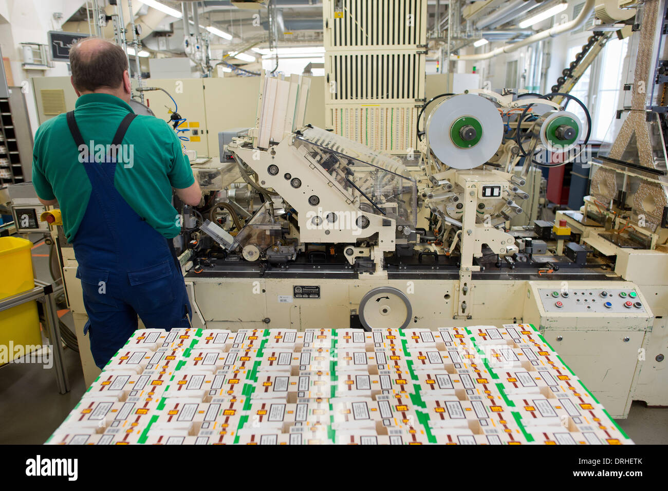 Cigarette factory philip morris Banque de photographies et d’images à ...