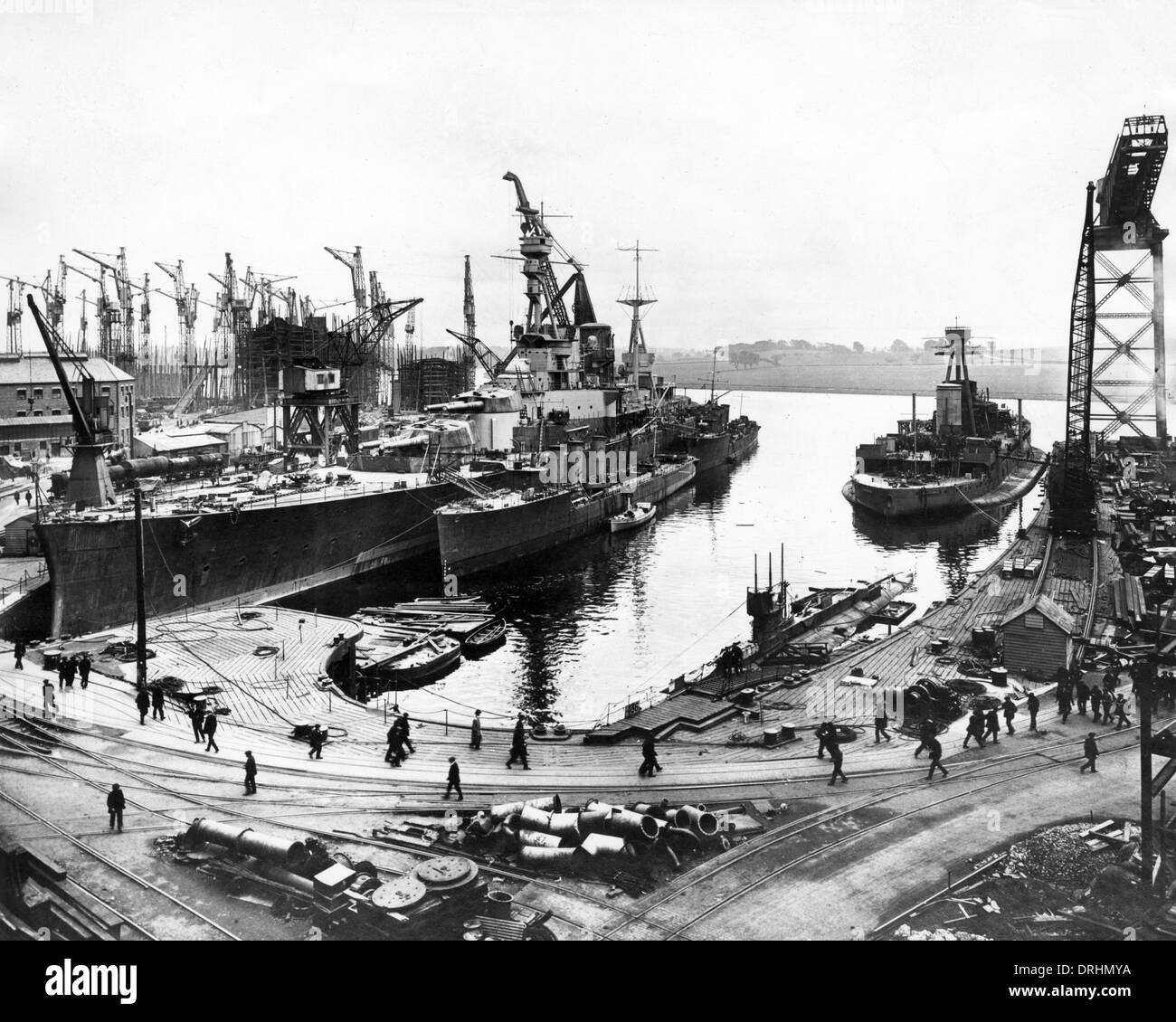 Le HMS Repulse avec des torpilleurs et sous-marin, WW1 Photo Stock - Alamy