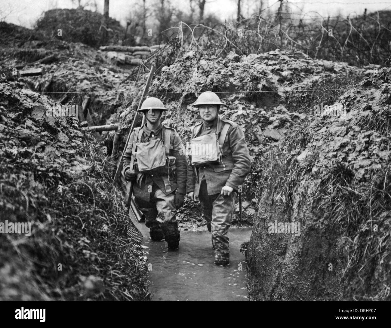 Deux soldats dans les tranchées, Front de l'Ouest, WW1 Photo Stock - Alamy