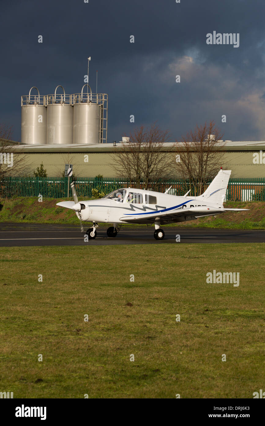 Piper pa 28 140 cherokee Banque de photographies et d’images à haute ...