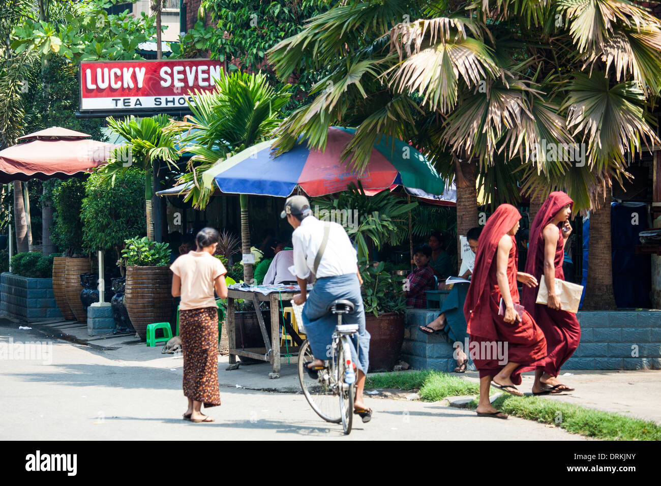 Lucky Seven, un célèbre et populaire salon de thé et restaurant à Yangon, Myanmar Photo Stock ...