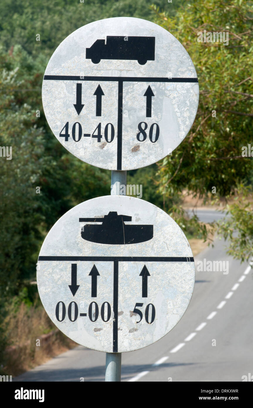 Road signals Banque de photographies et d’images à haute résolution - Alamy