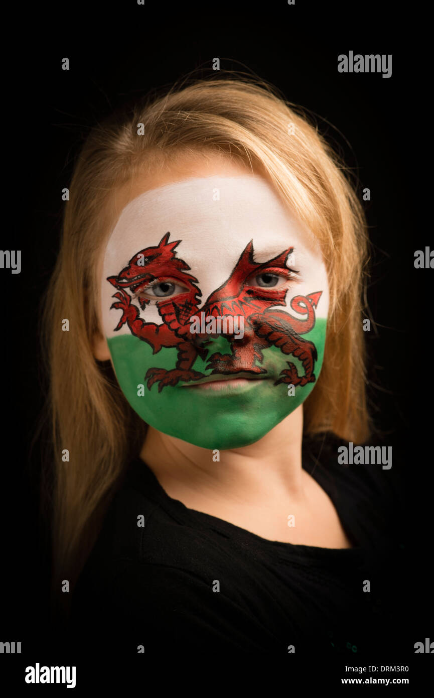 Une jeune fille avec l'emblème du drapeau national de bannières Welsh ...