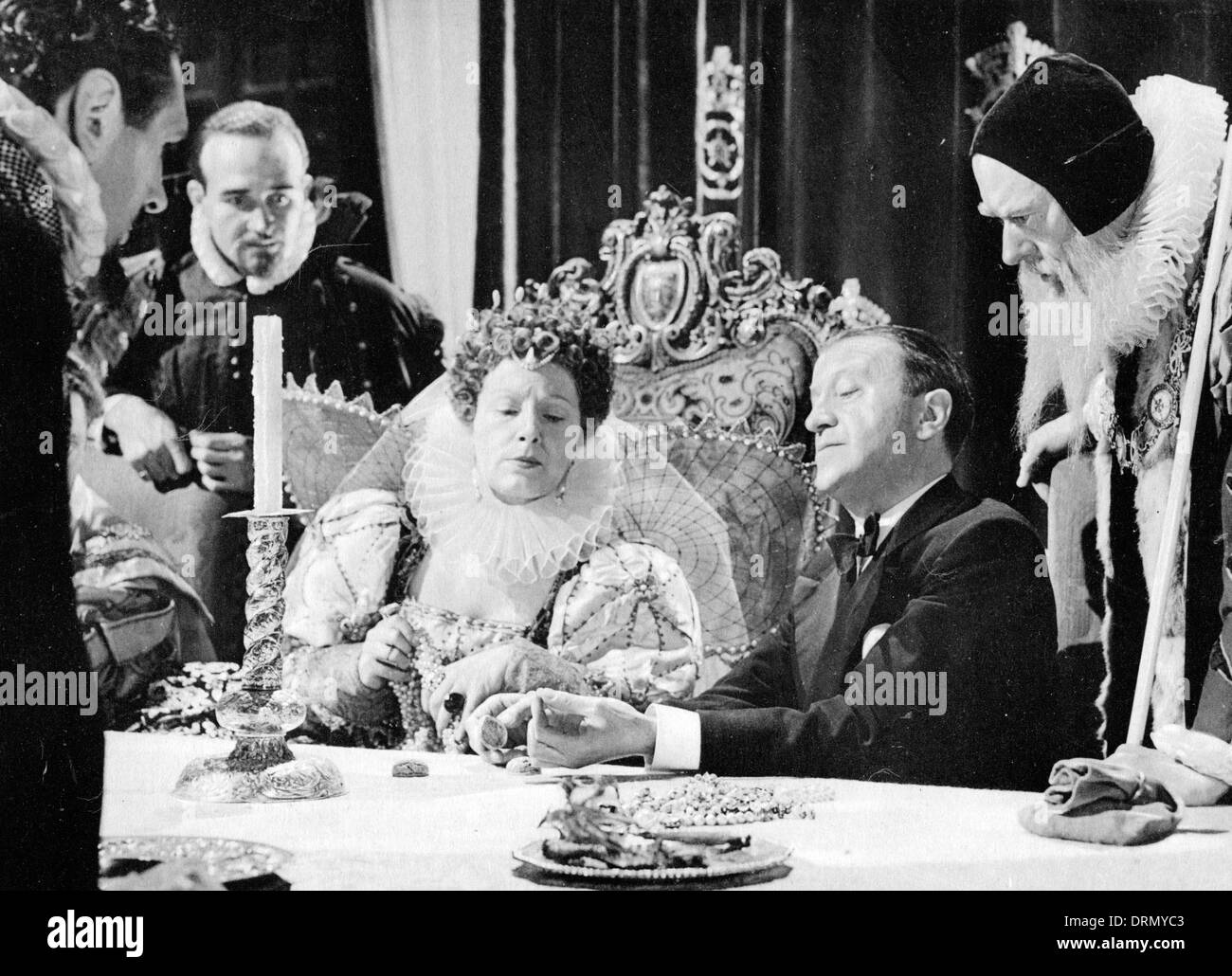 TIME FLIES 1944 Gainsborough film avec Tommy Handley et Olga Lindo comme Reine Elizabeth Photo ...