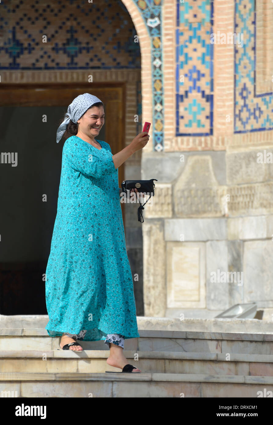 Woman In Uzbek Traditional Costume Banque d'image et photos - Alamy