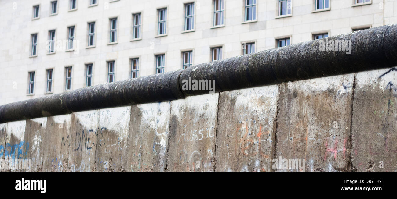 Parties restantes du mur de berlin Banque de photographies et d’images ...