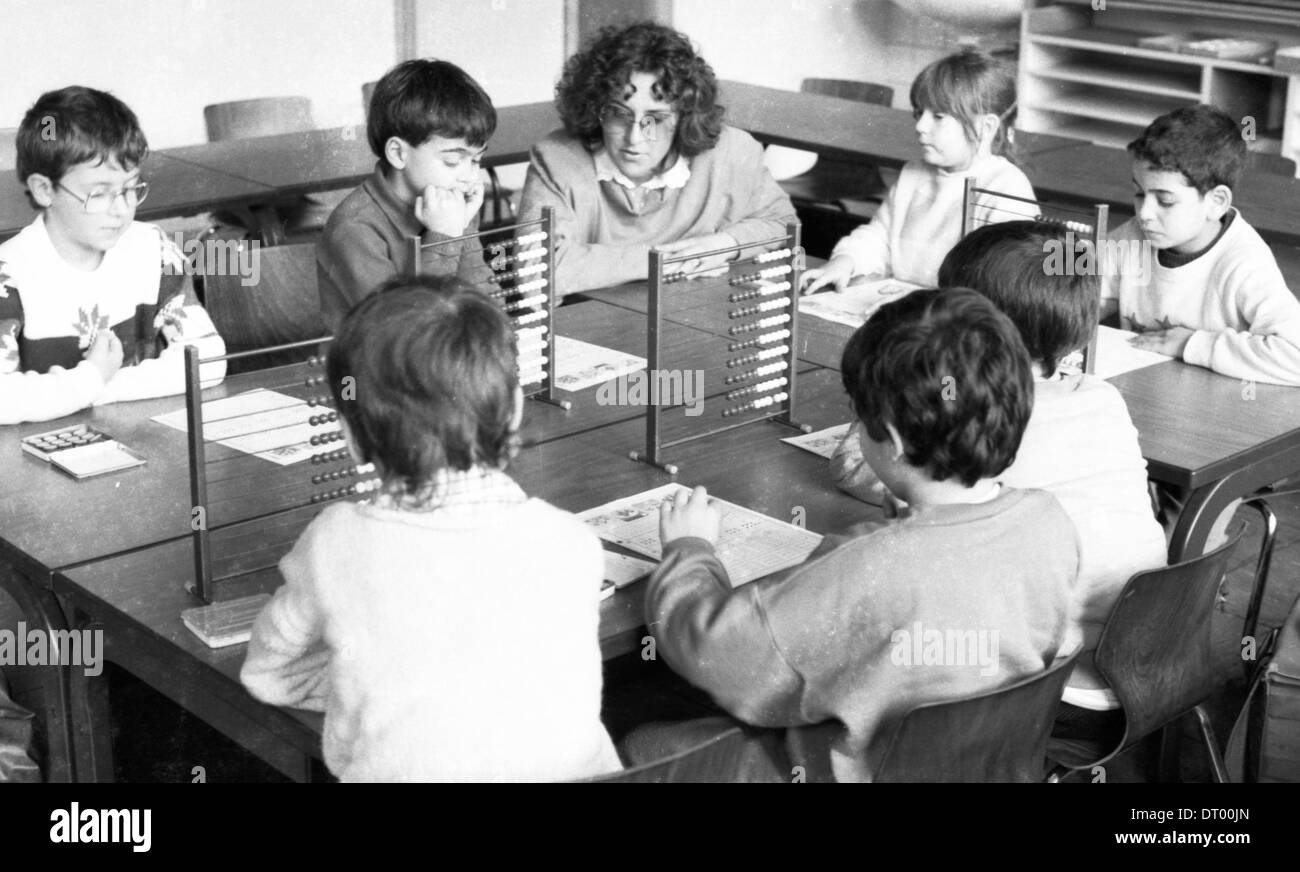 école primaire maternelle Banque d'images noir et blanc - Alamy