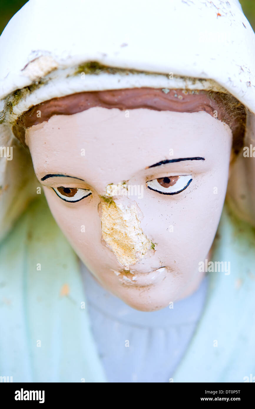Une statue de la Vierge Marie avec un visage Photo Stock - Alamy
