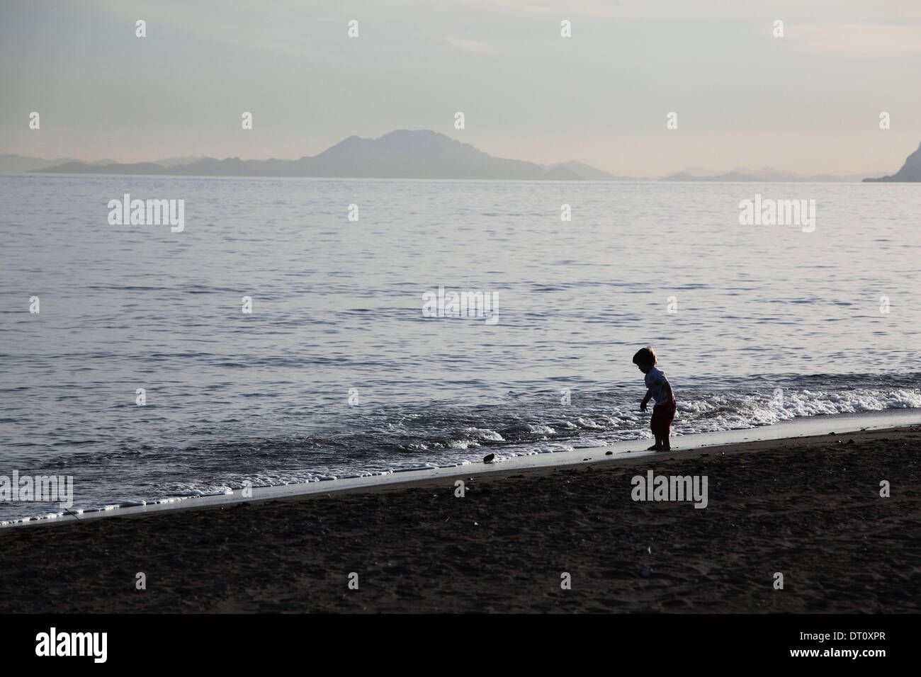 Enfant seul Banque de photographies et d’images à haute résolution - Alamy