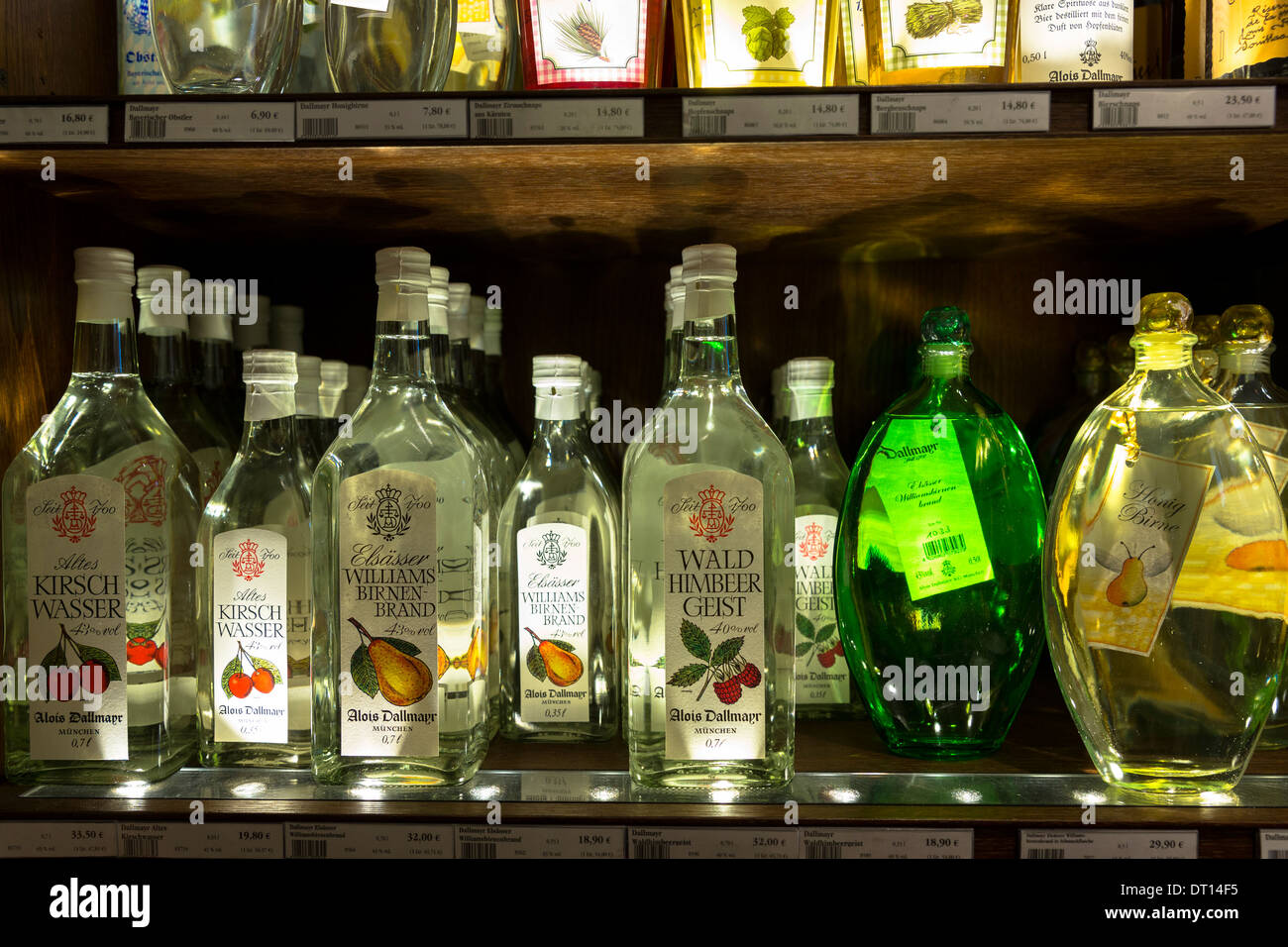 Kirsch bottles alcohol Banque de photographies et d’images à haute ...