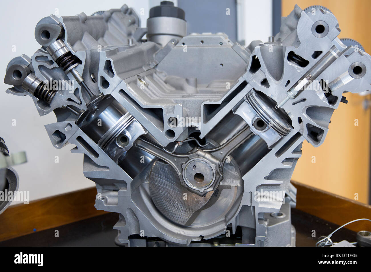 Mercedes amg engine production factory in Banque de photographies et d ...