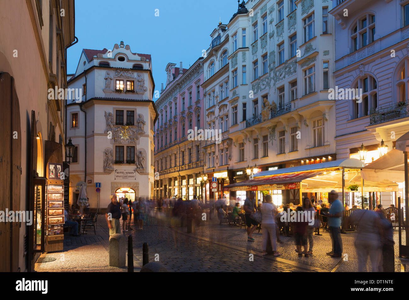 Prague street scene Banque de photographies et d’images à haute ...