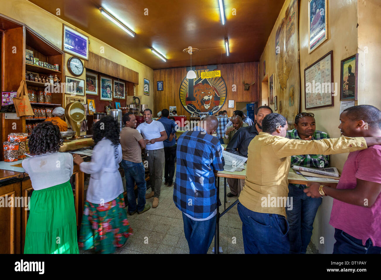 Tomoca coffee shop addis ababa Banque de photographies et d’images à ...