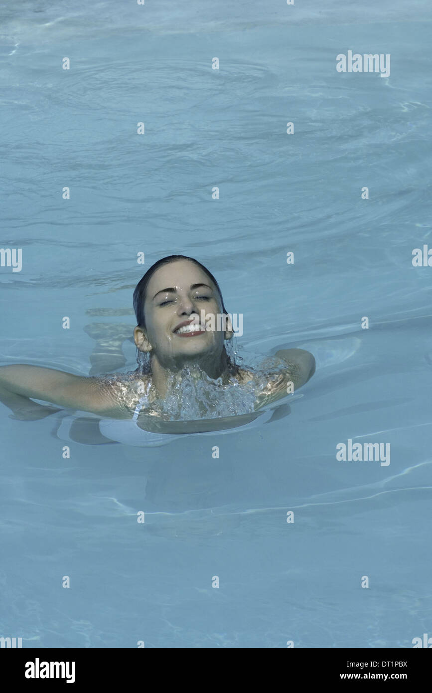 Woman emerging from swimming pool Banque de photographies et d’images à ...