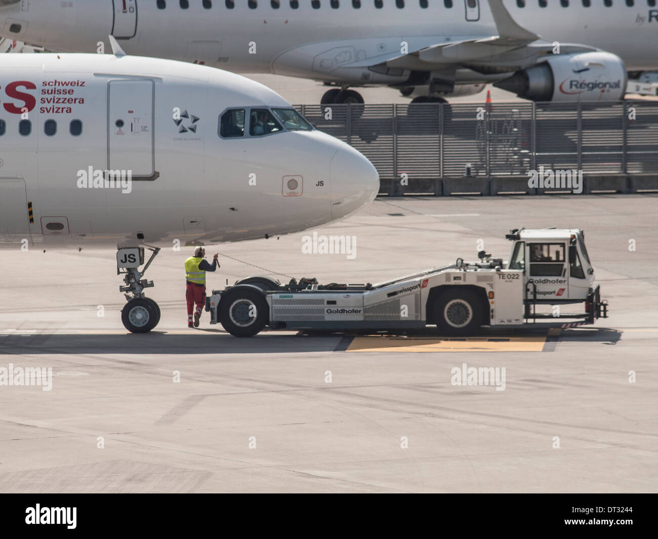 Airbus a320 nose landing gear Banque de photographies et d’images à ...