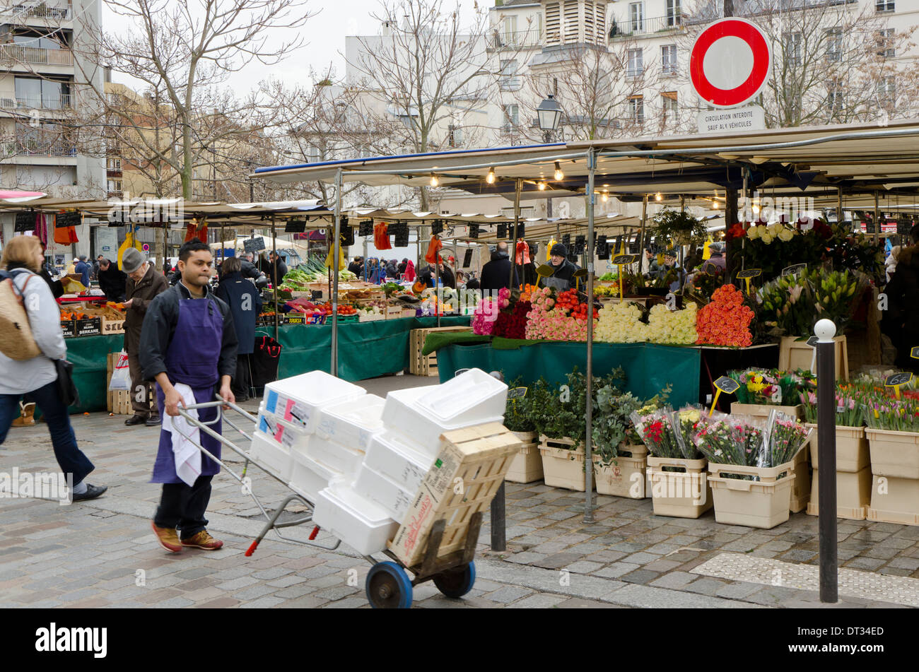 Marché alimentaire extérieur d'Aligre, occupé les fruits et légumes du ...