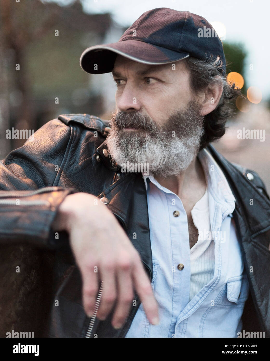 Older man wearing baseball cap Banque de photographies et d’images à ...