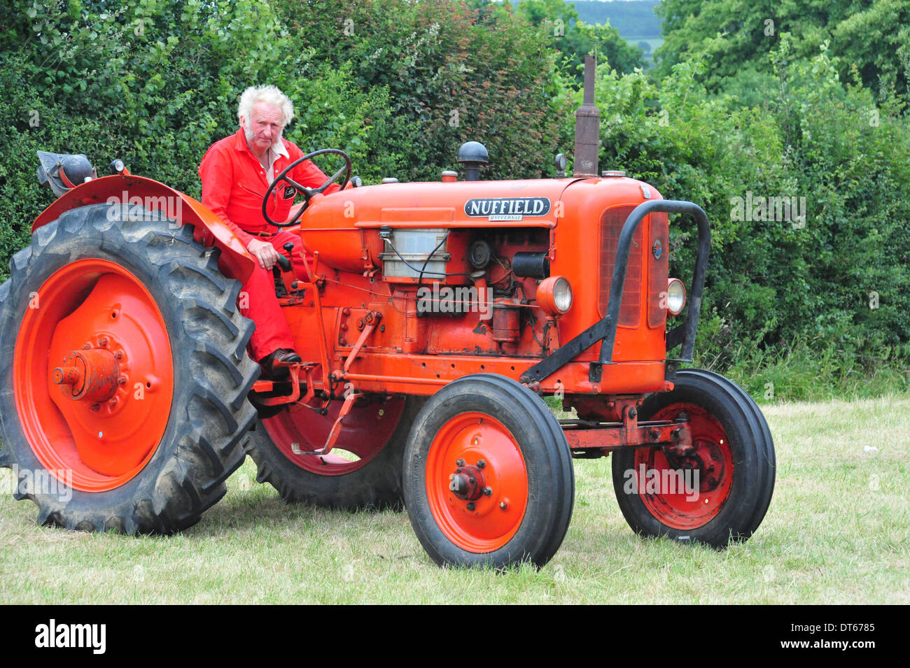 Vintage nuffield tractor Banque de photographies et d’images à haute ...