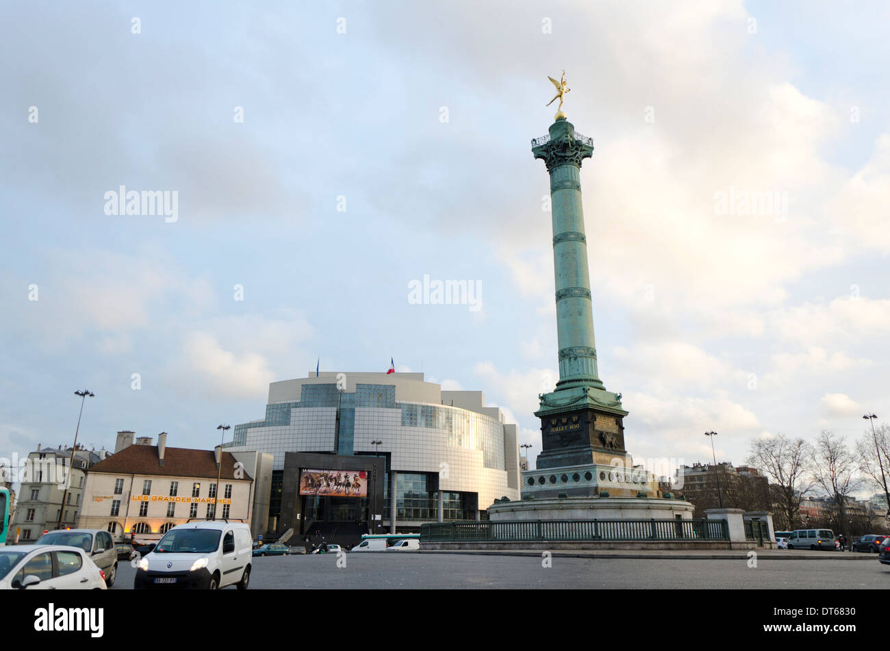 La Place de la Bastille avec colonne de juillet et derrière l'Opéra ...
