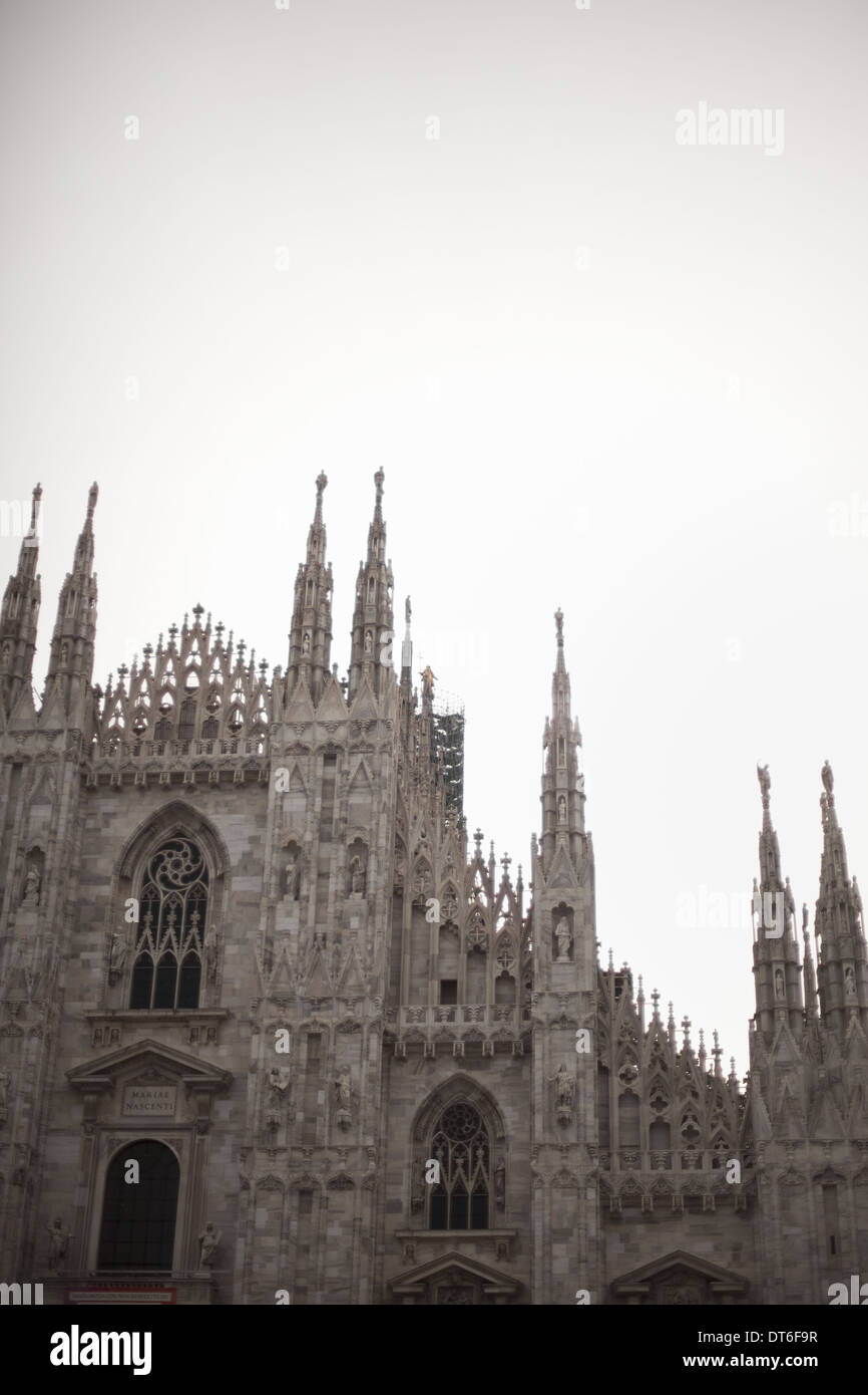 Une grande église construite dans un style architectural traditionnel ...