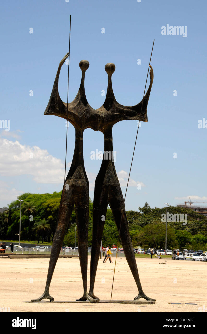 La sculpture en bronze conçue par Bruno Giorgi nom, d OS Candangos (les ...