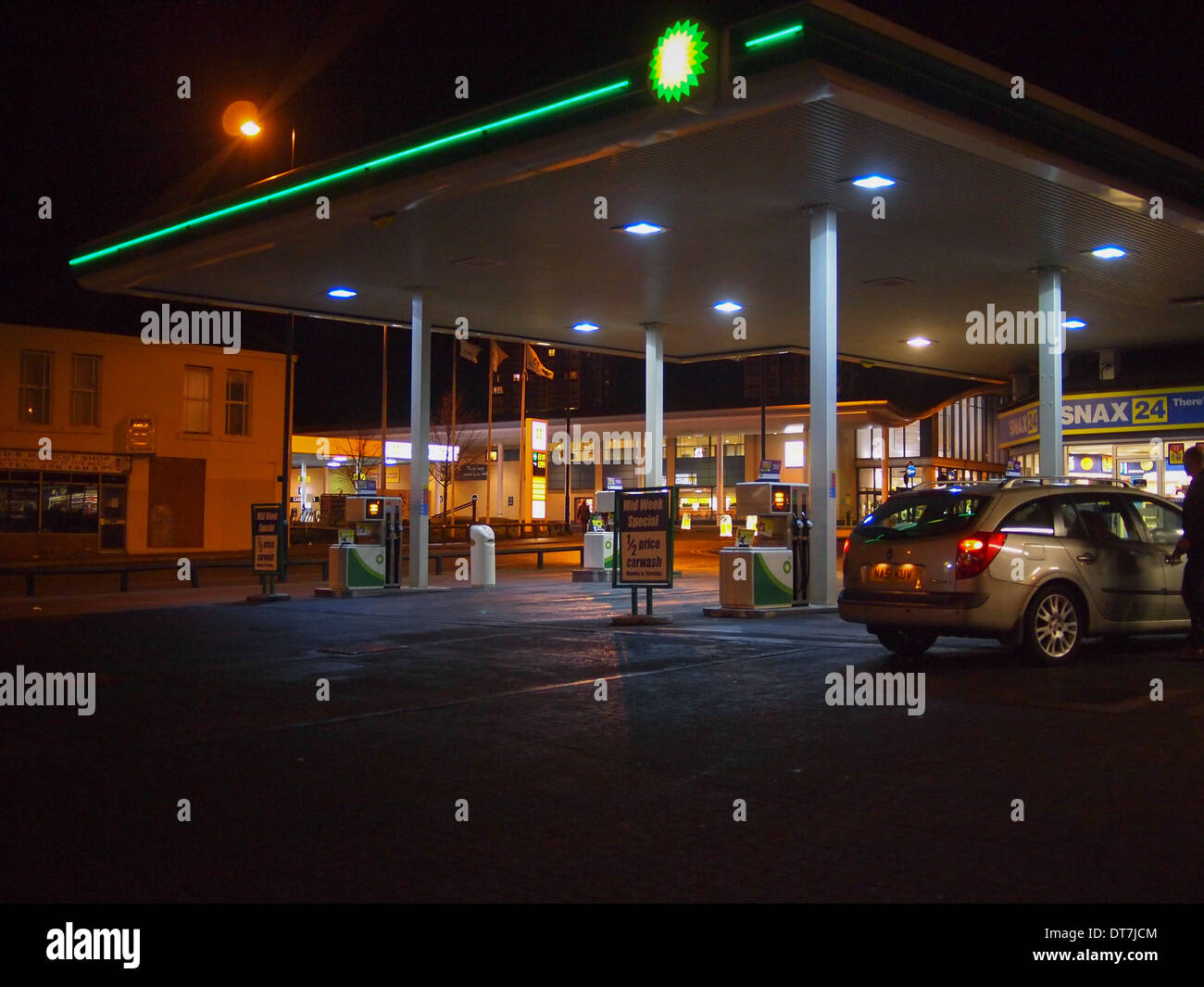 Night petrol station Banque de photographies et d’images à haute ...