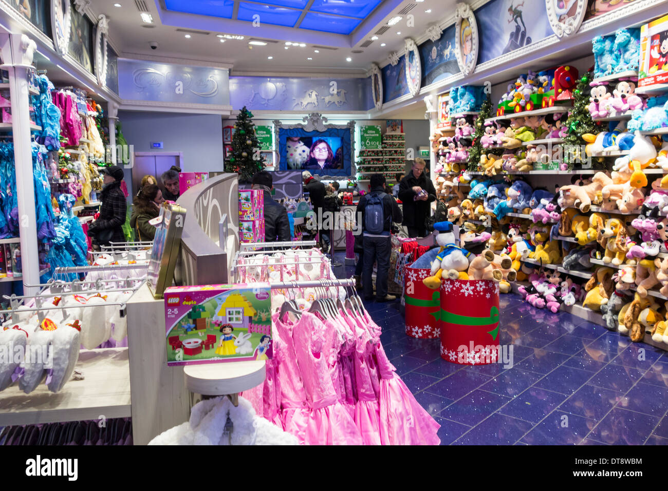 Disneystore au Champs Elysées à Paris, France Photo Stock - Alamy